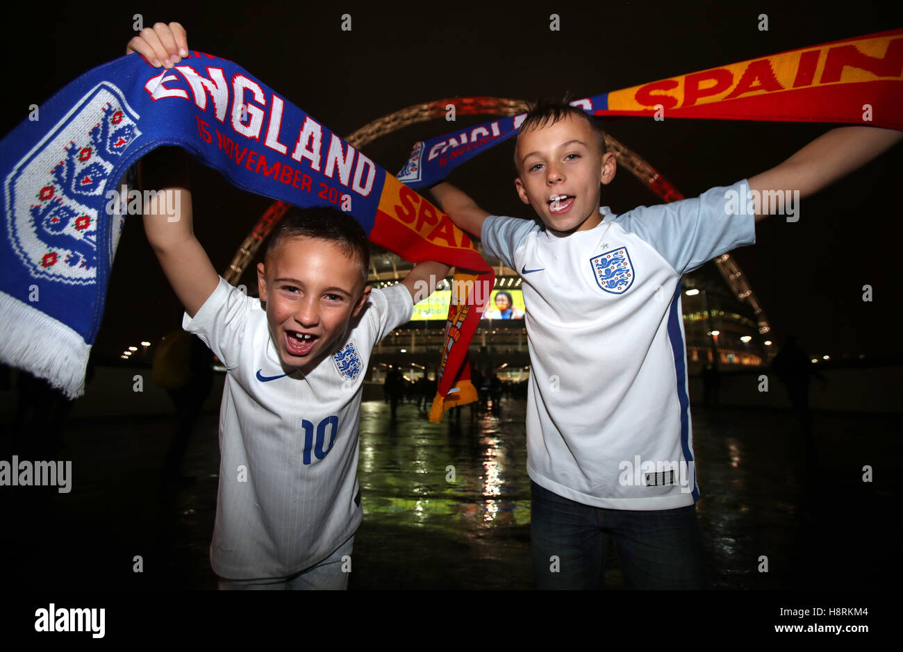 England fans Theo and Luca Sharp from Leicester before the ...