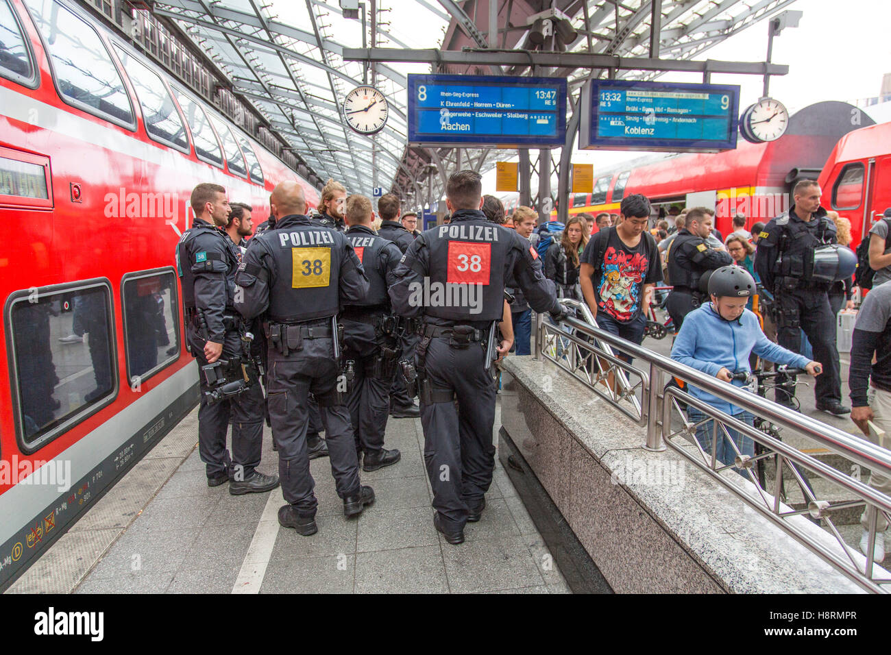 Railway station platform uniform hi-res stock photography and images ...
