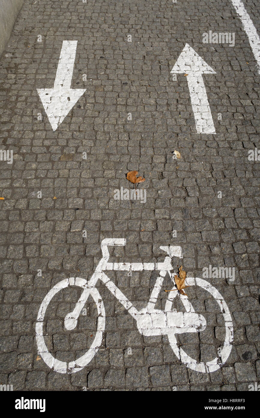 Cycle lane sign hi-res stock photography and images - Alamy