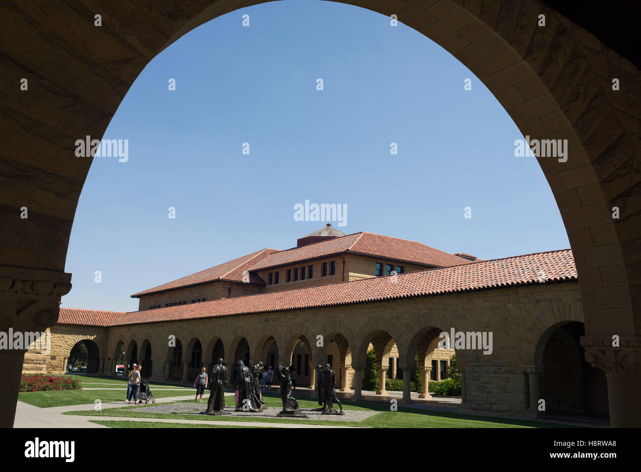Main quadrangle and Rodin Sculpture Garden in Stanford University ...