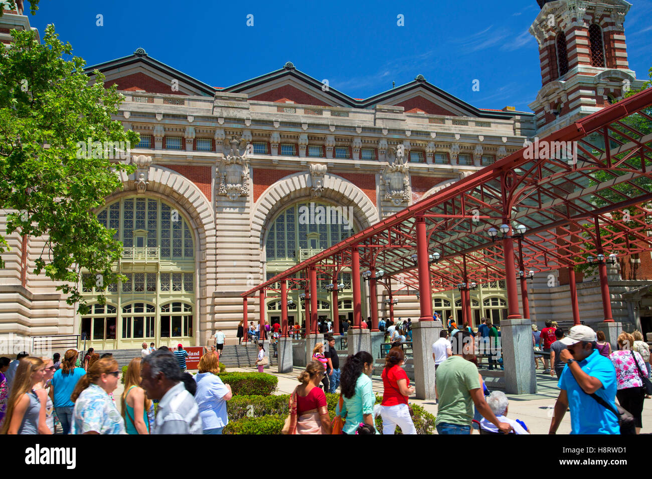 Immigrant Museum entrance, Ellis Island Immigrant Museum, Statue of ...