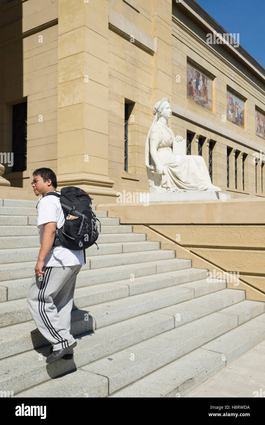 Main quadrangle and Rodin Sculpture Garden in Stanford University ...