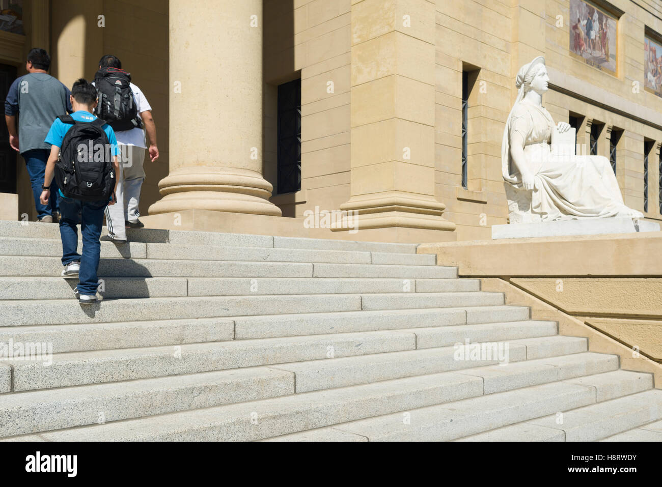 Main quadrangle and Rodin Sculpture Garden in Stanford University ...