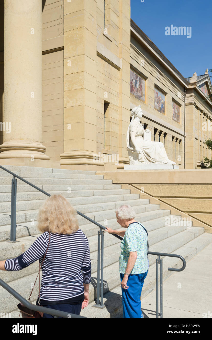 Main quadrangle and Rodin Sculpture Garden in Stanford University ...