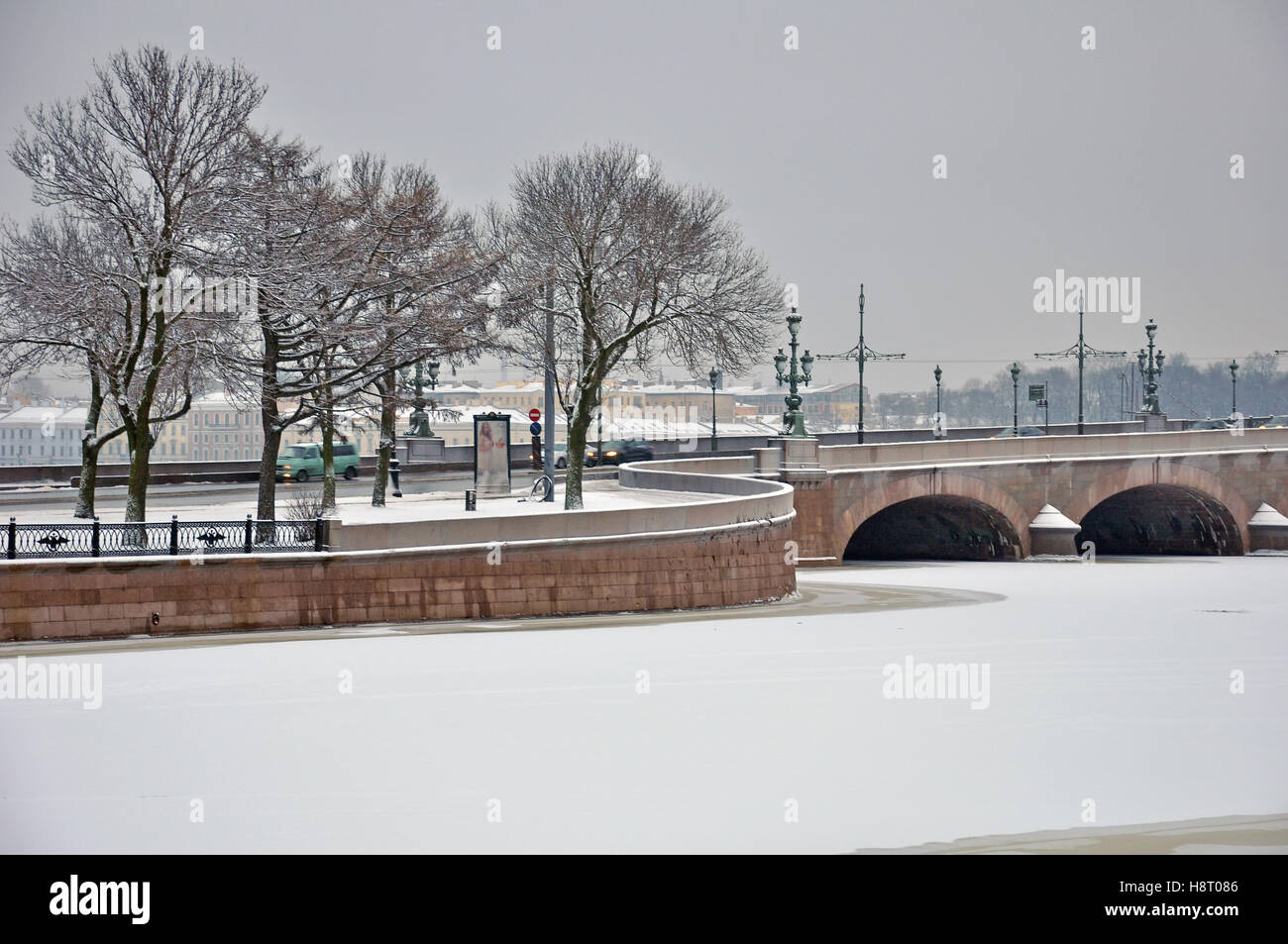 Trinity bridge in St. Petersburg via the river Neva Stock Photo - Alamy