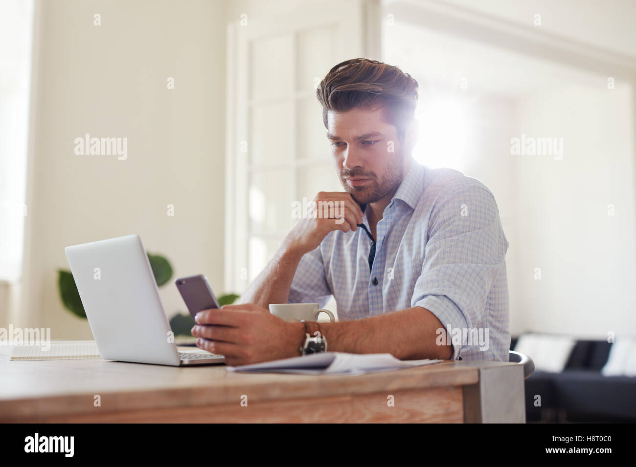 Business reading phone hi-res stock photography and images - Alamy
