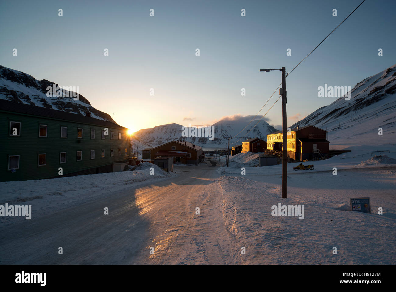 Midnight Sun in Nybyen, Longyearbyen in the arctic winter of Svalbard ...
