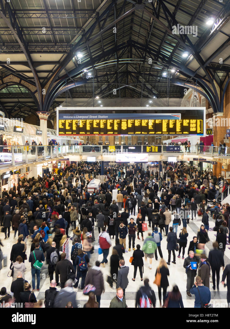 Liverpool street station interior hi-res stock photography and images ...