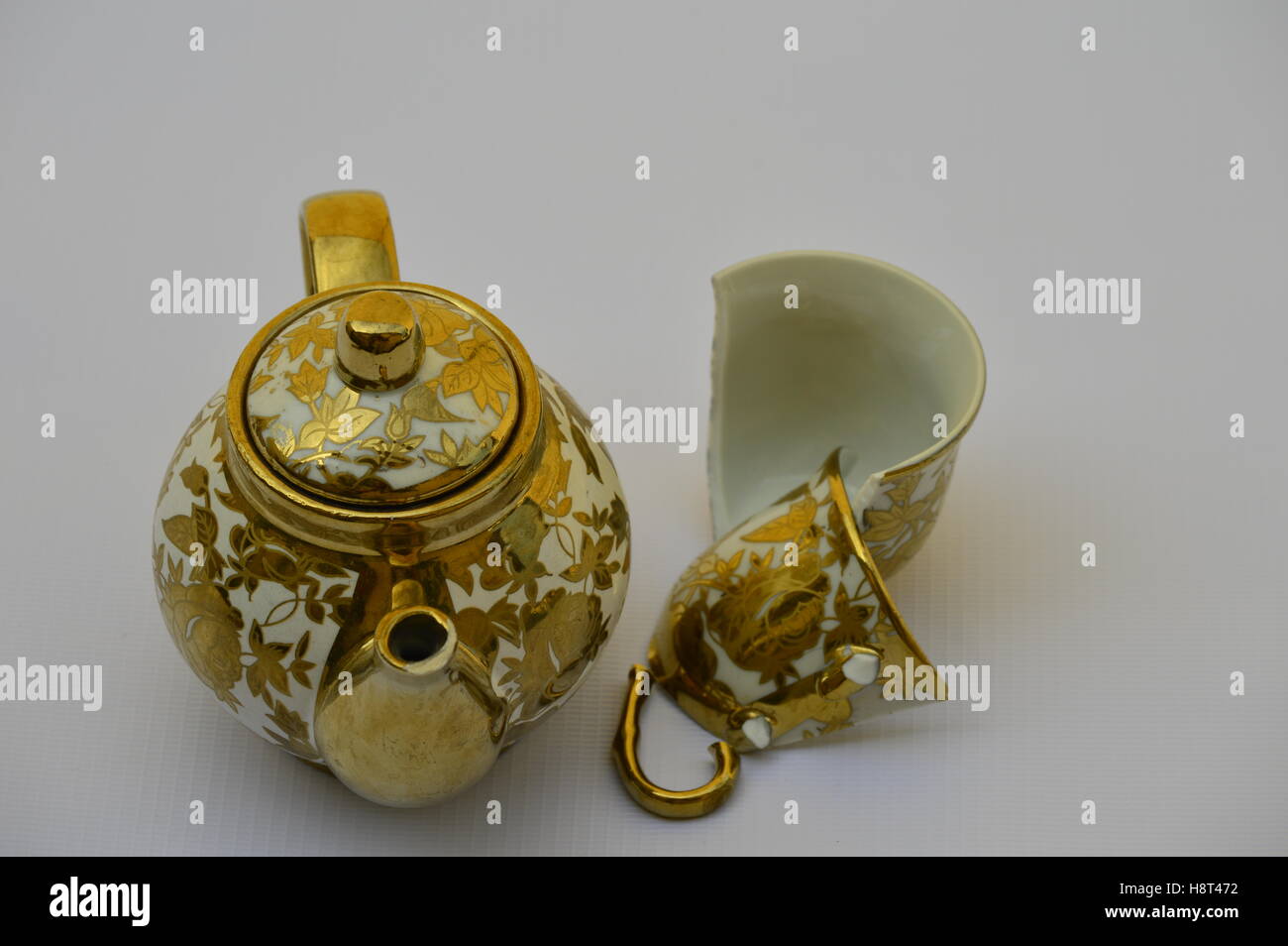 Broken cup tea and teapot Stock Photo - Alamy