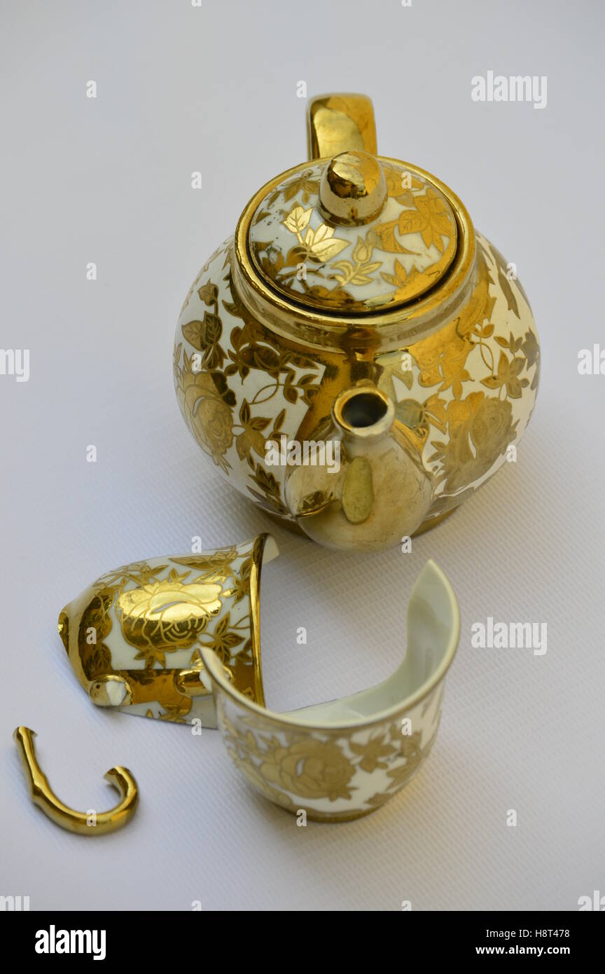 Broken cup tea and teapot Stock Photo - Alamy