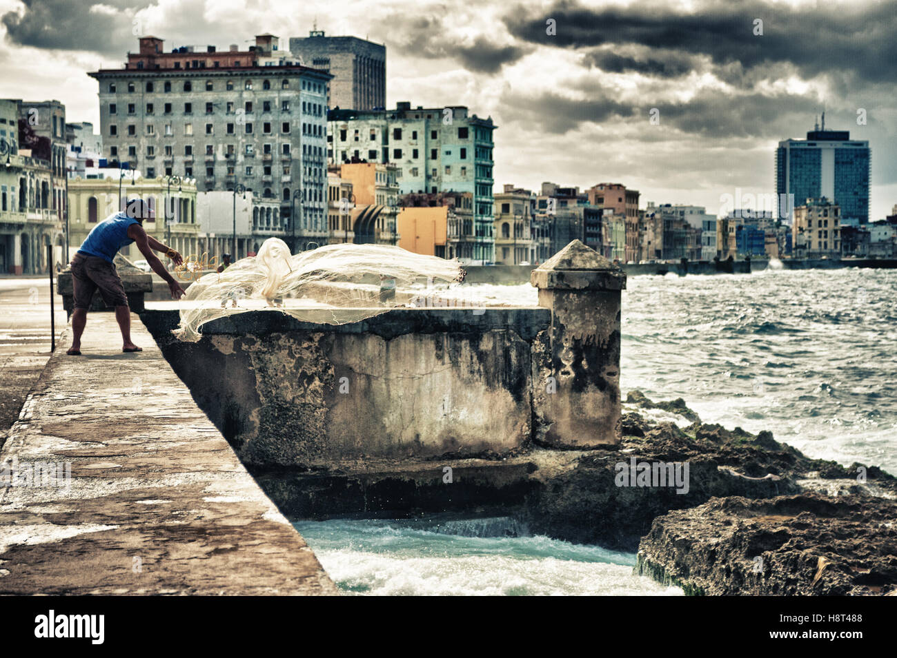 Cuban fishermen on malecon hi-res stock photography and images - Alamy