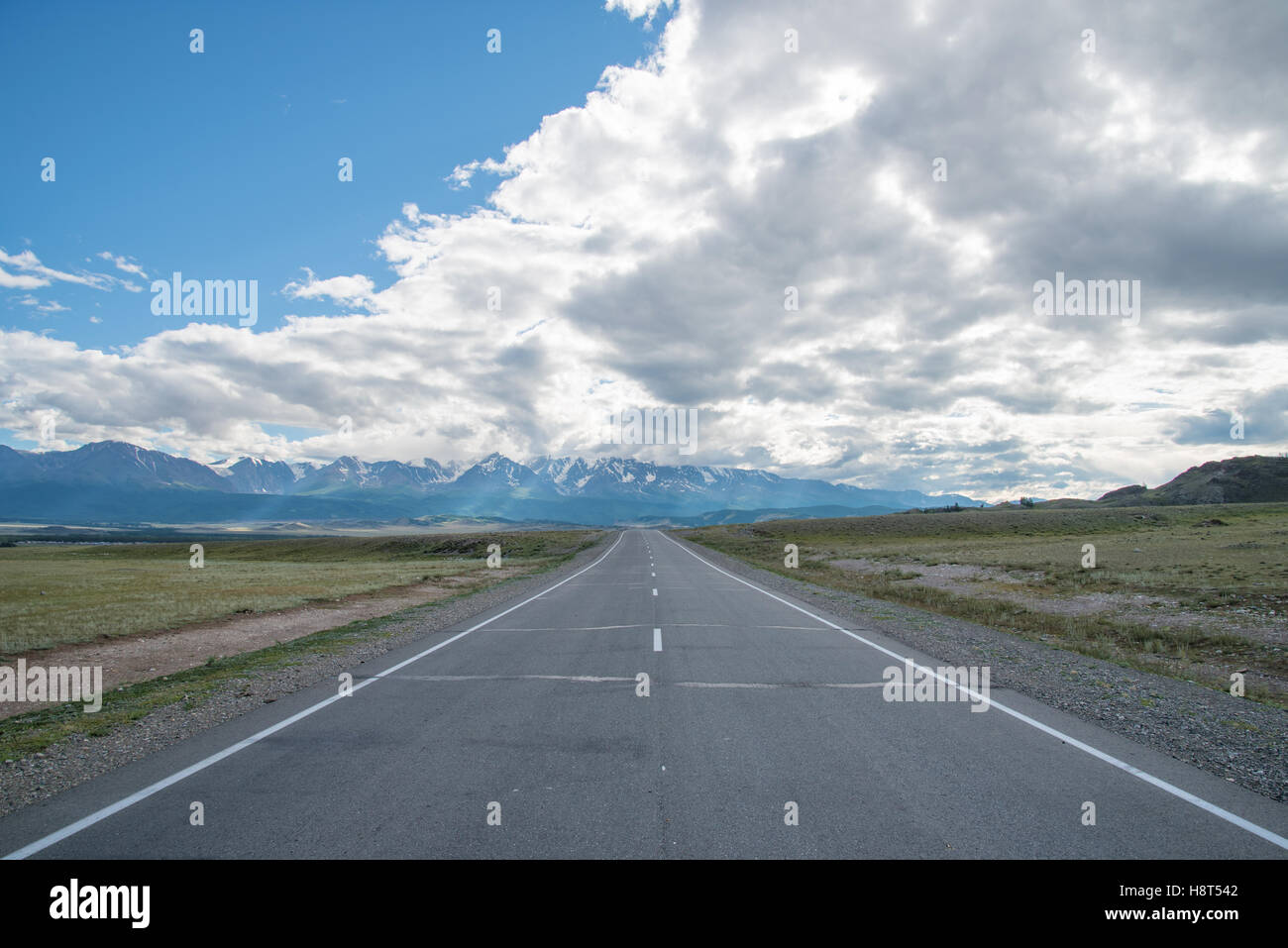 Long road and mountains hi-res stock photography and images - Alamy