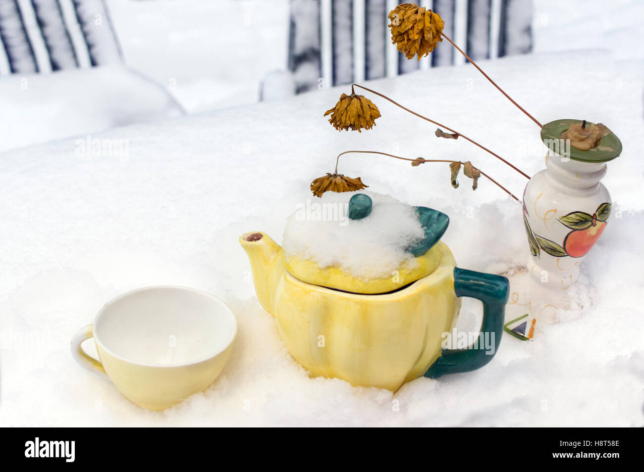 Snow table outdoors cup hi-res stock photography and images - Alamy