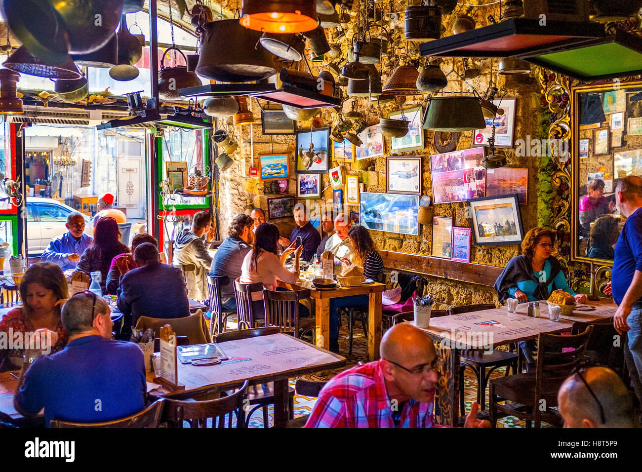 Crowded cafe hi-res stock photography and images - Alamy