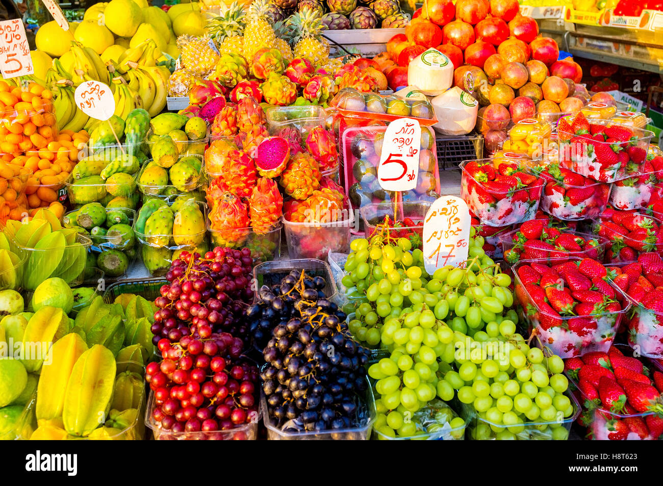 The tasty fresh fruits in the Carmel market stall Stock Photo - Alamy