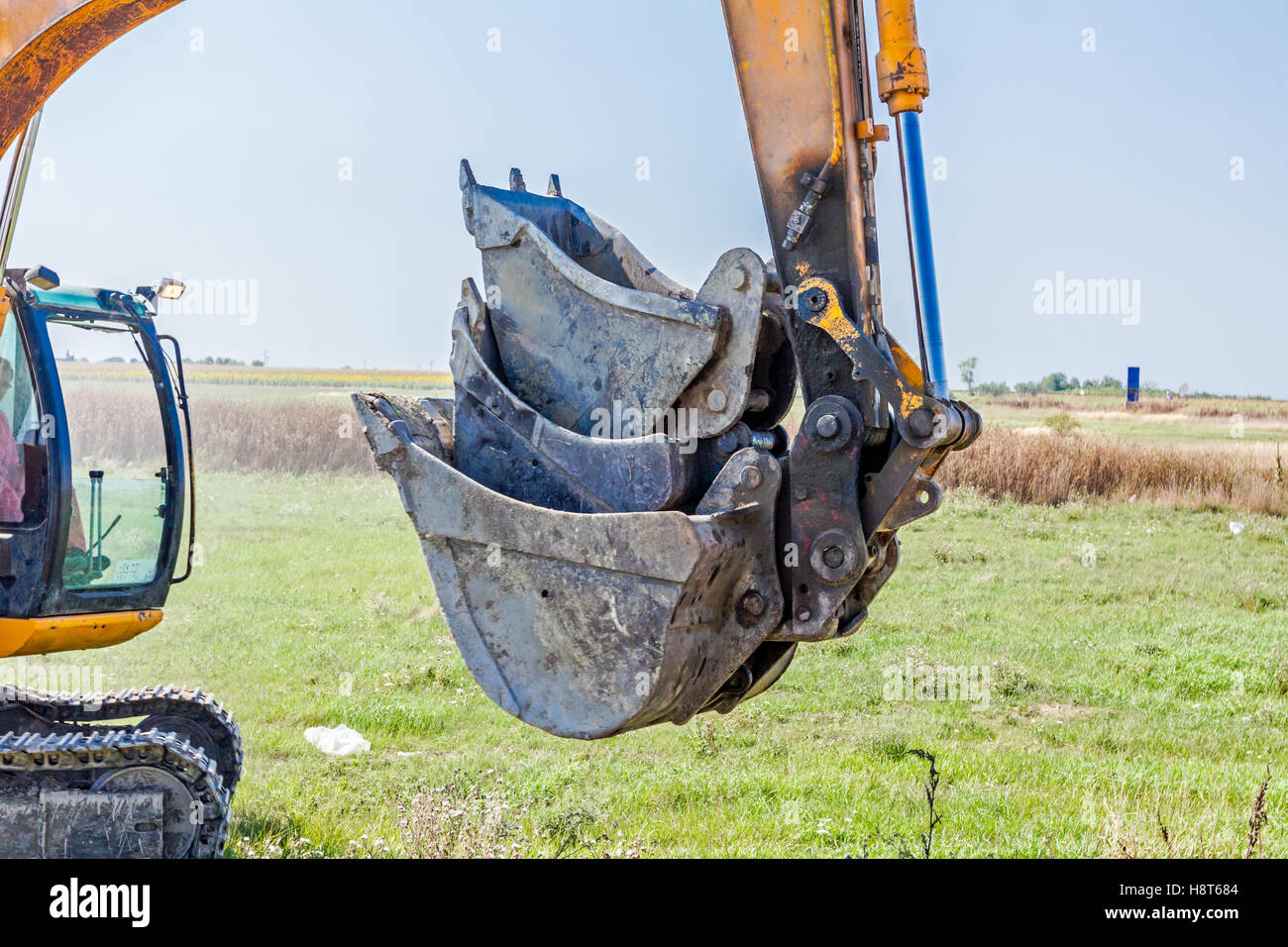 Excavator buckets are vertically arranged, various types, sorted by ...