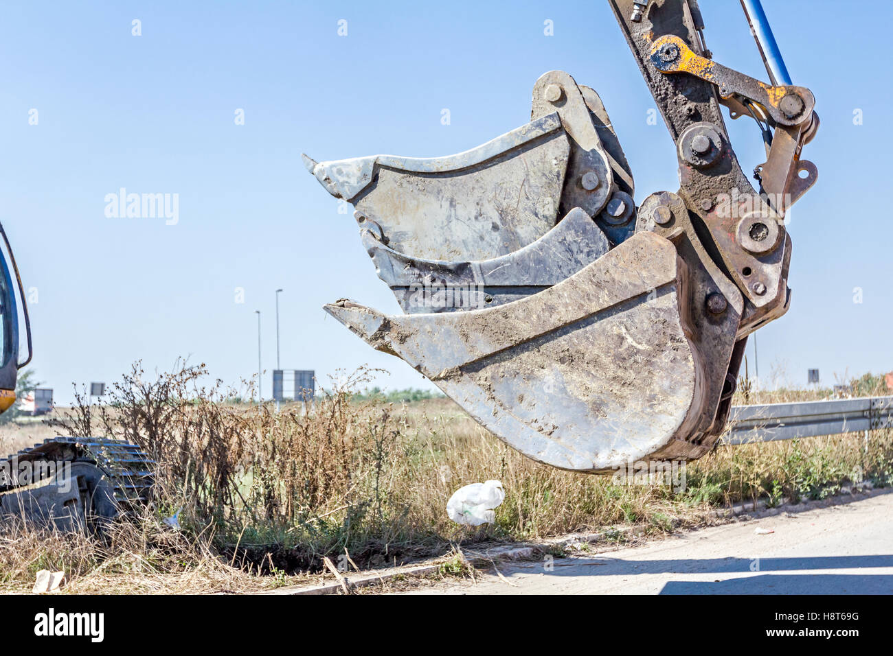 Excavator buckets are vertically arranged, various types, sorted by ...