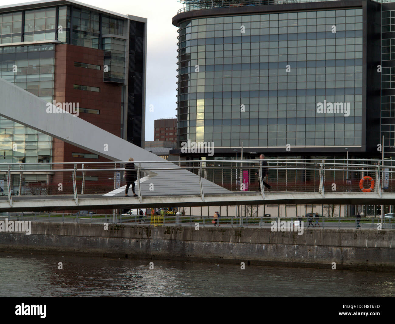 squiggly bridge river clyde glasgow Tradeston Bridge Stock Photo - Alamy