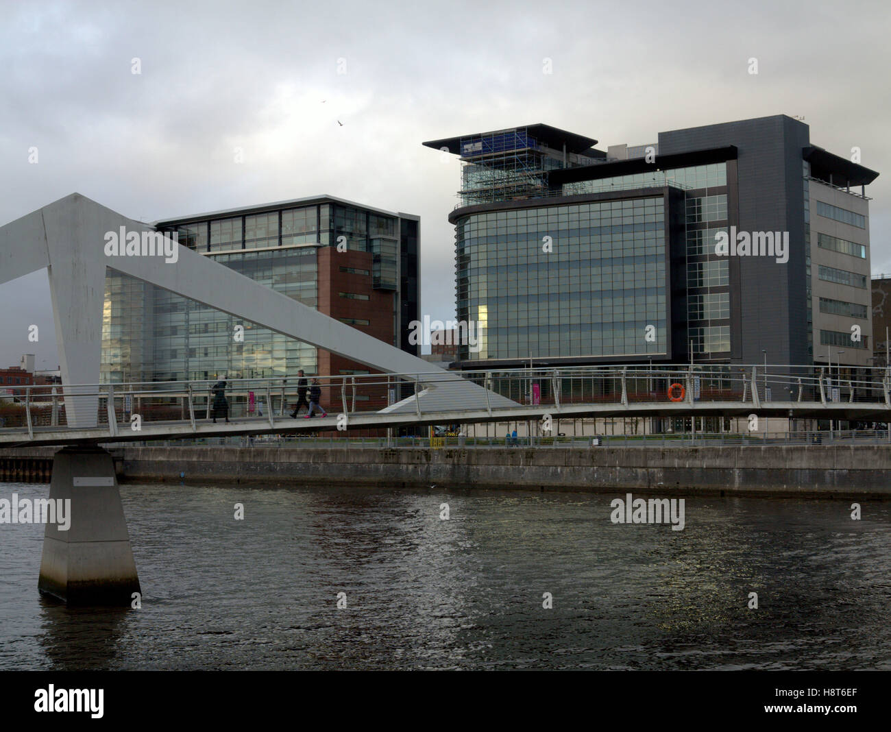 squiggly bridge river clyde glasgow Tradeston Bridge Stock Photo - Alamy