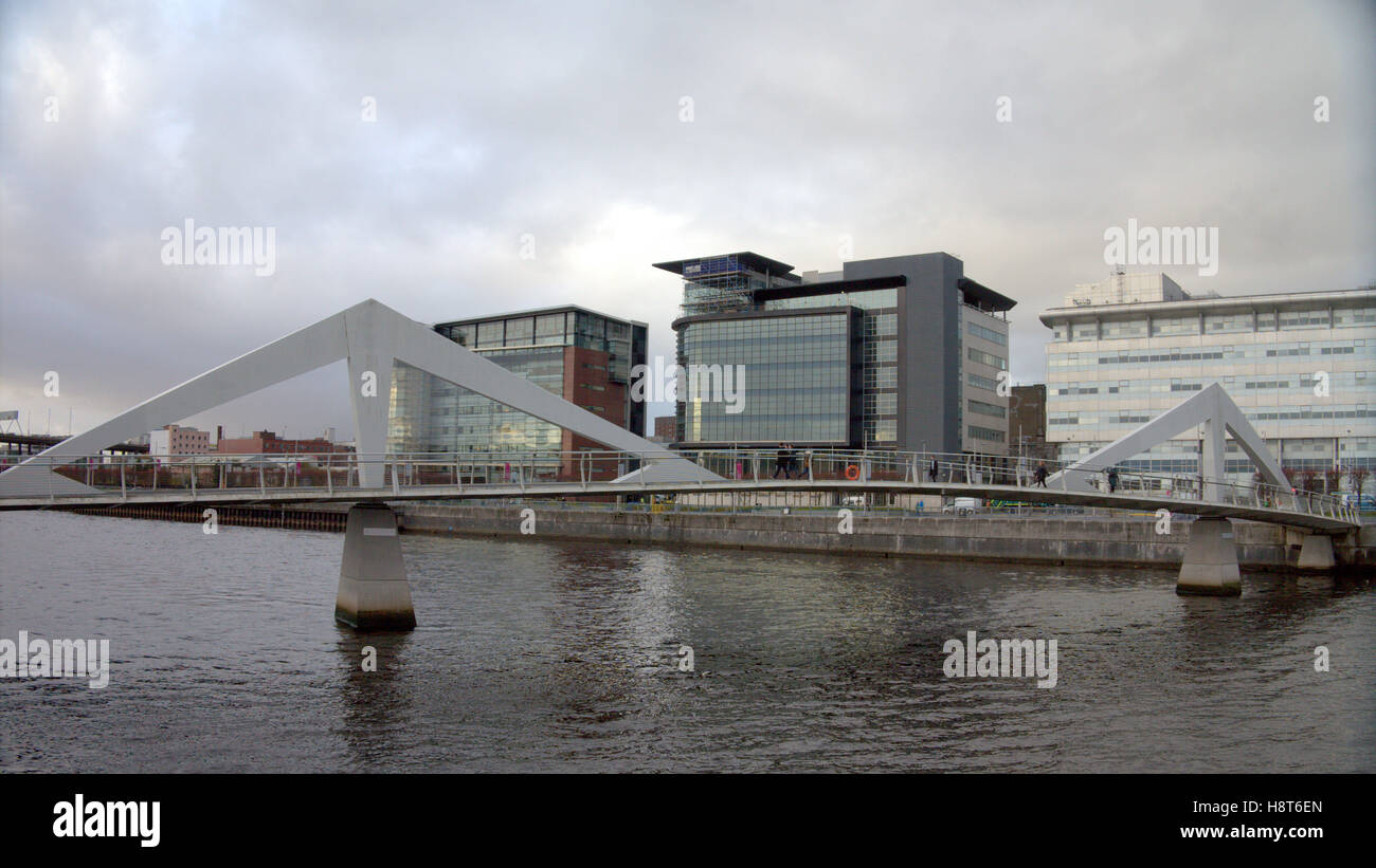 squiggly bridge river clyde glasgow Tradeston Bridge Stock Photo - Alamy