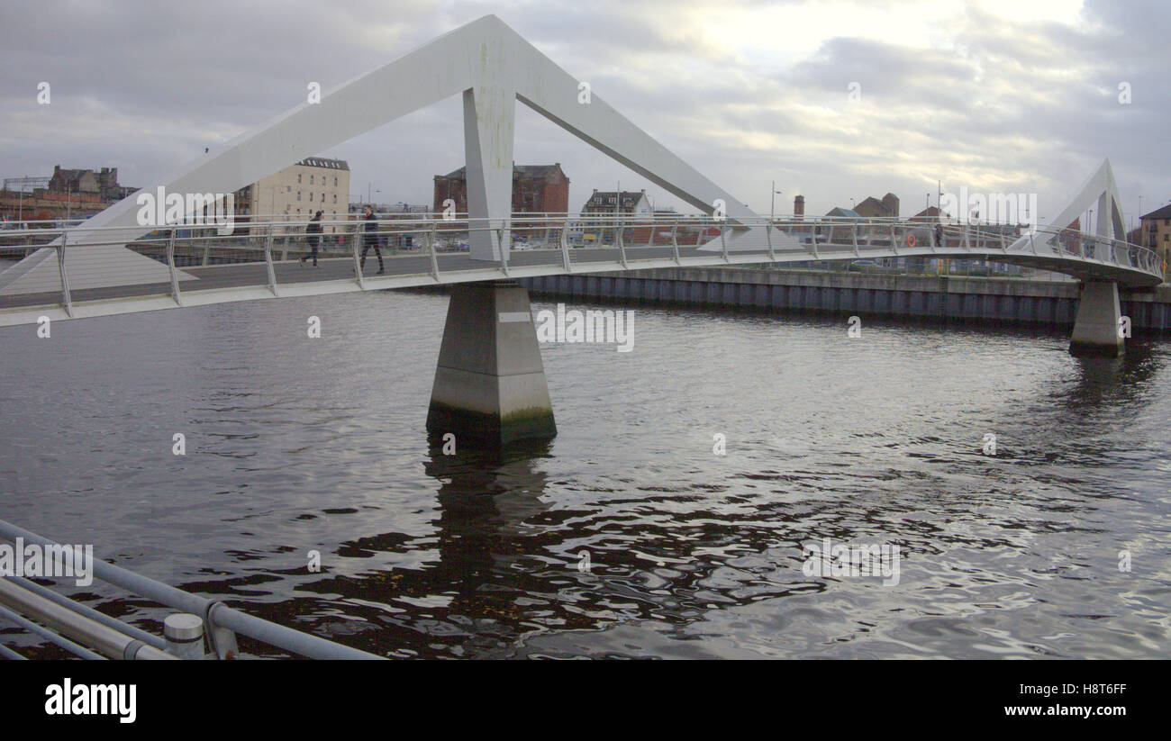 squiggly bridge river clyde glasgow Tradeston Bridge Stock Photo - Alamy