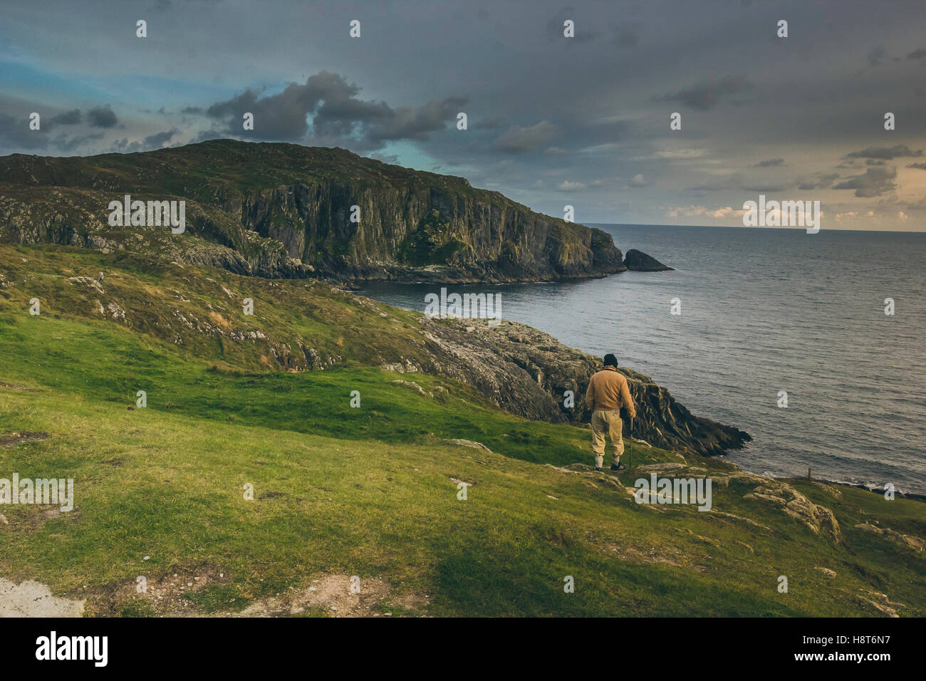 Cliff overlooking ocean hi-res stock photography and images - Alamy