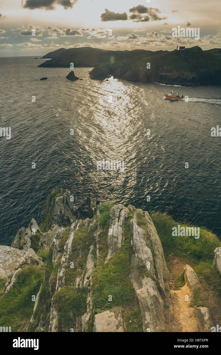Rocks on cliff edge in foreground hi-res stock photography and images ...