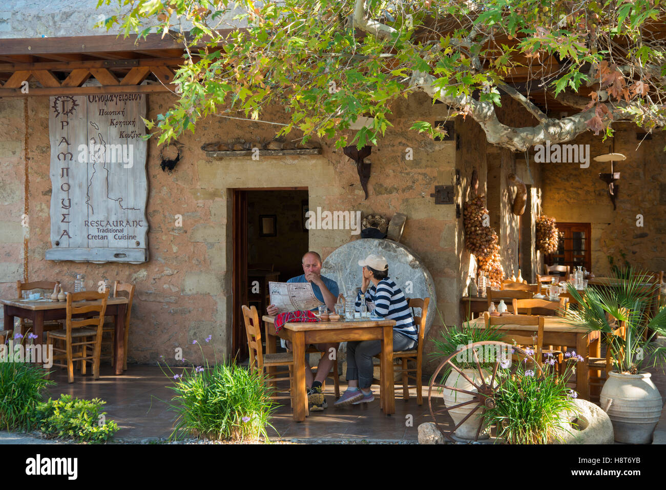 Griechenland, Kreta, Kaliviani bei Kissamos, Taverne Gramvousa Stock ...