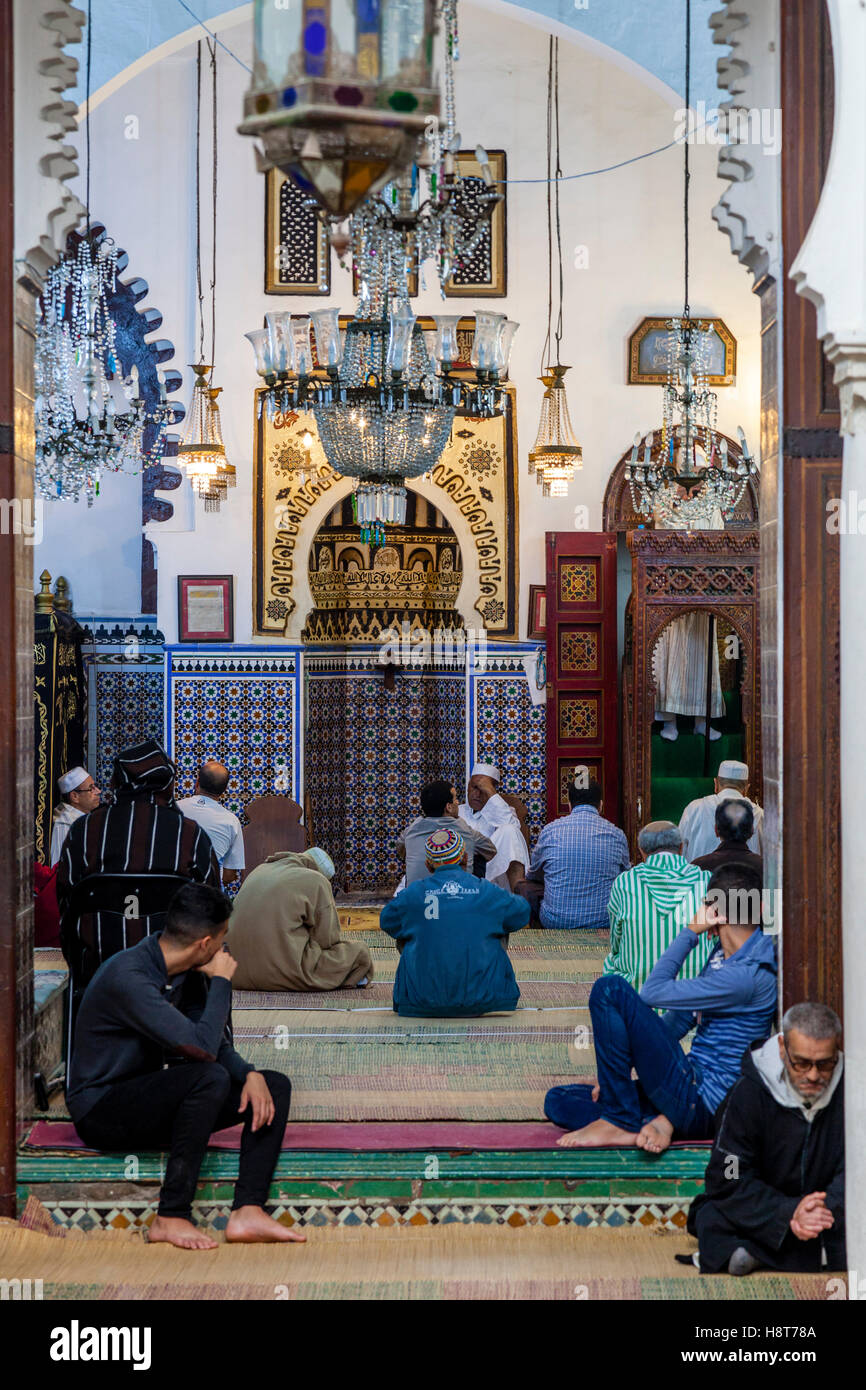 Moroccan people men sitting hi-res stock photography and images - Alamy