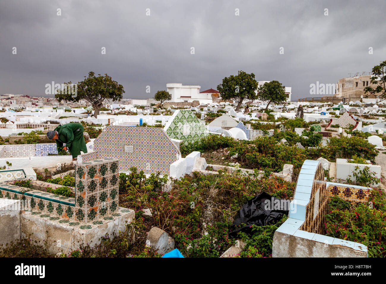 Muslim burial clothes hi-res stock photography and images - Alamy