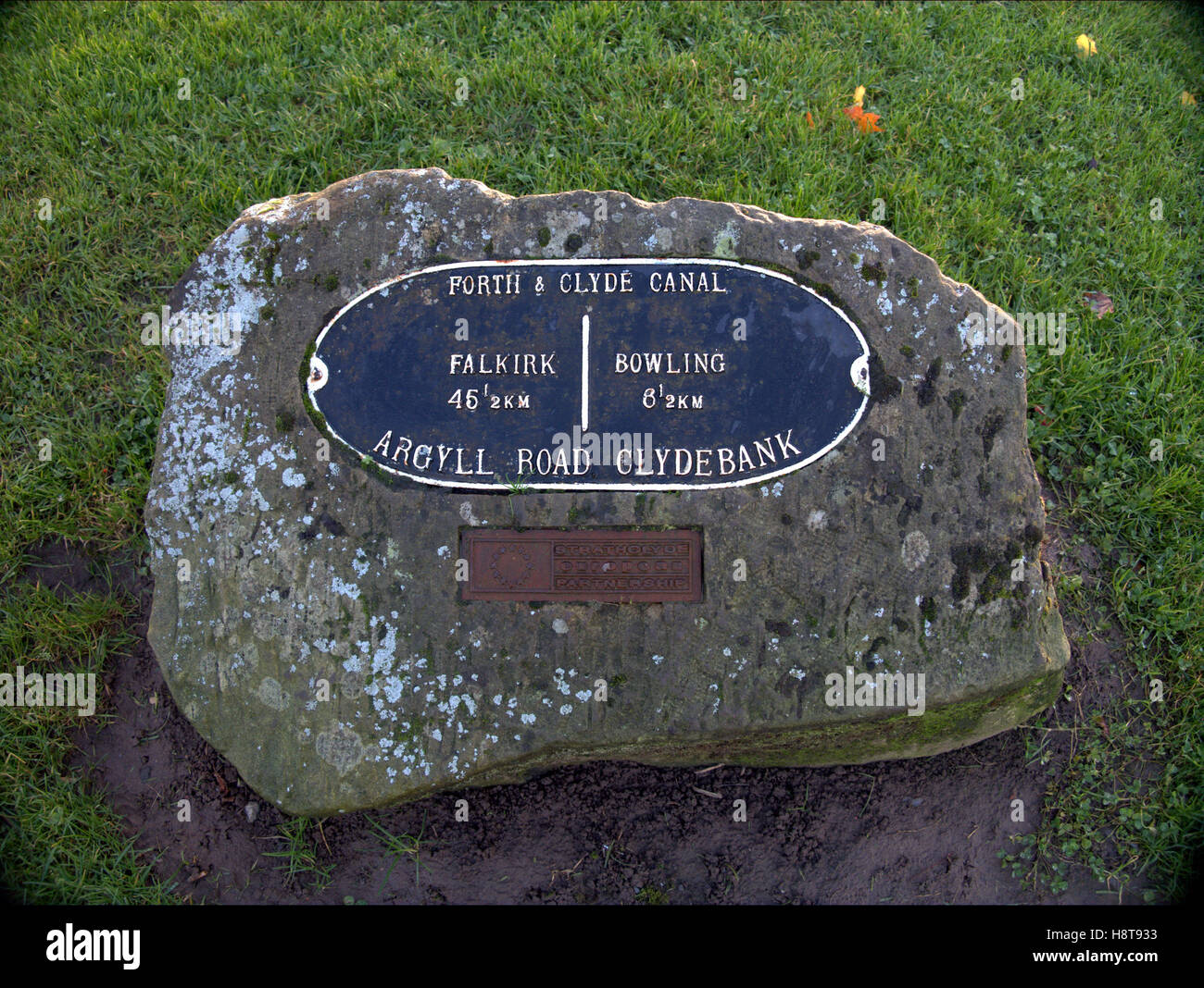 clyde cycle route to glasgow marker forth and clyde canal clydebank ...