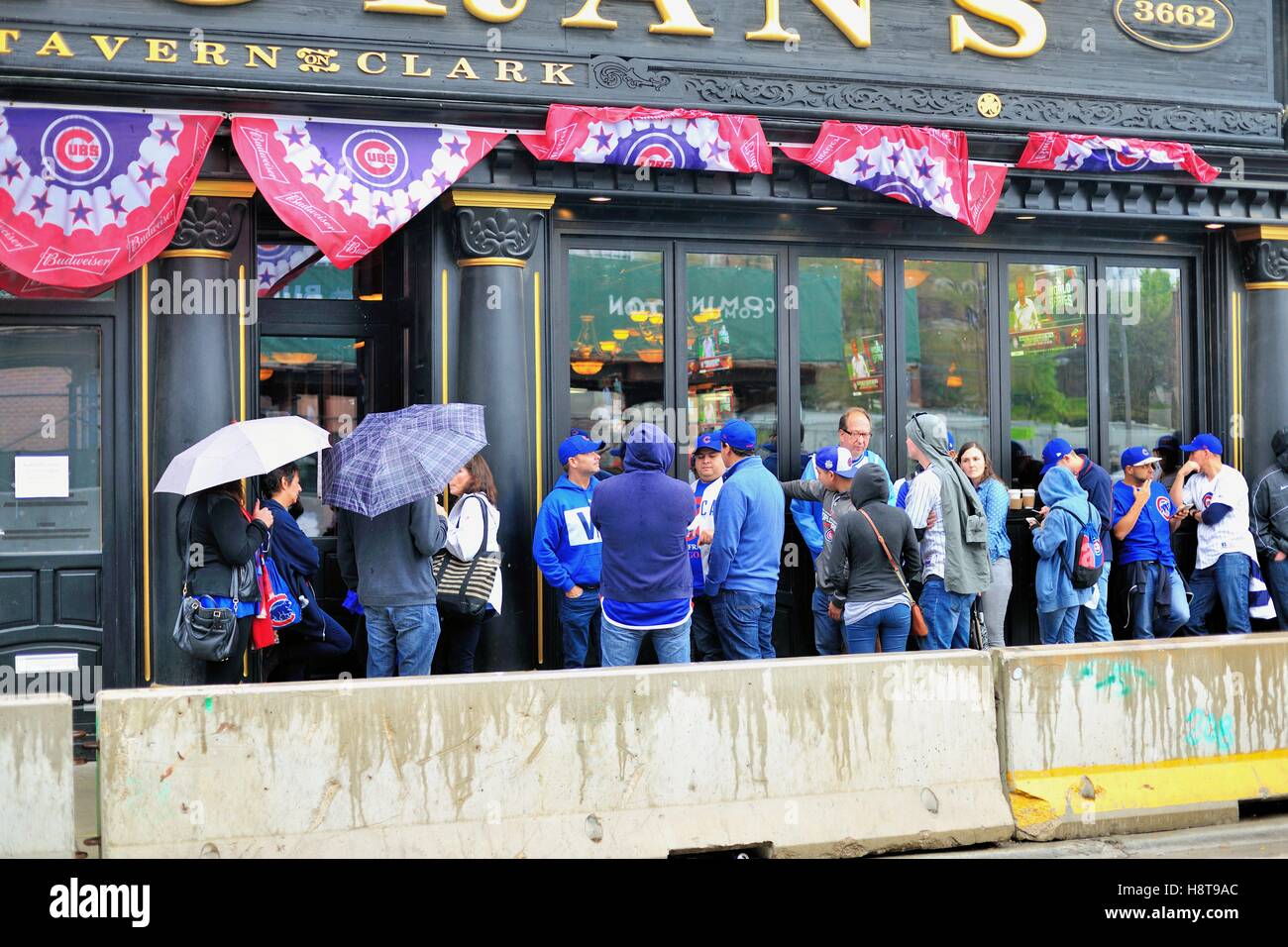 Chicago Cubs fans wait outside a bar on Clark Street across from ...