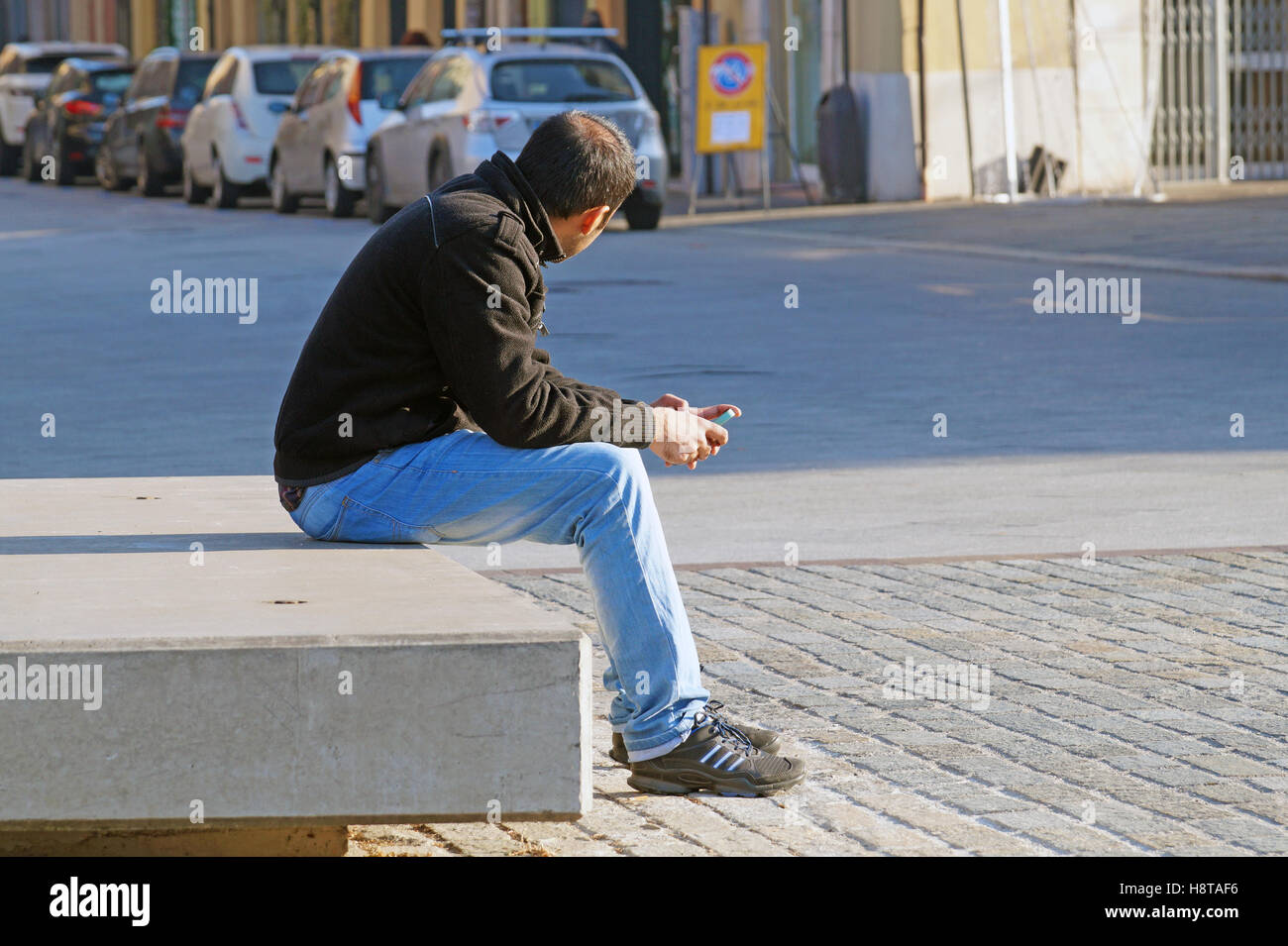People cell phones street hi-res stock photography and images - Alamy