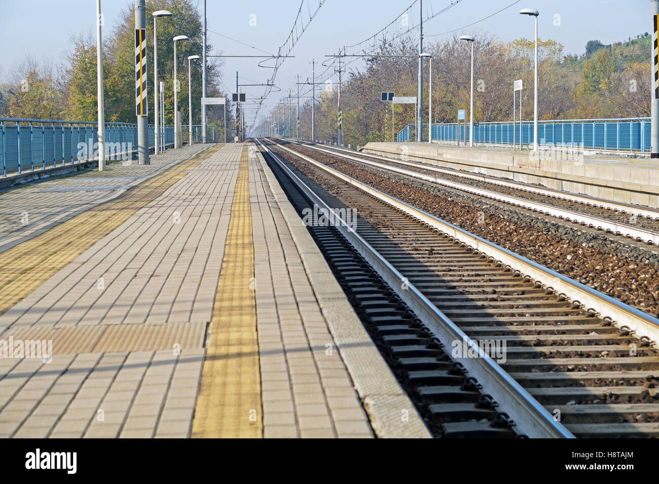 Empty train platform architecture hi-res stock photography and images ...