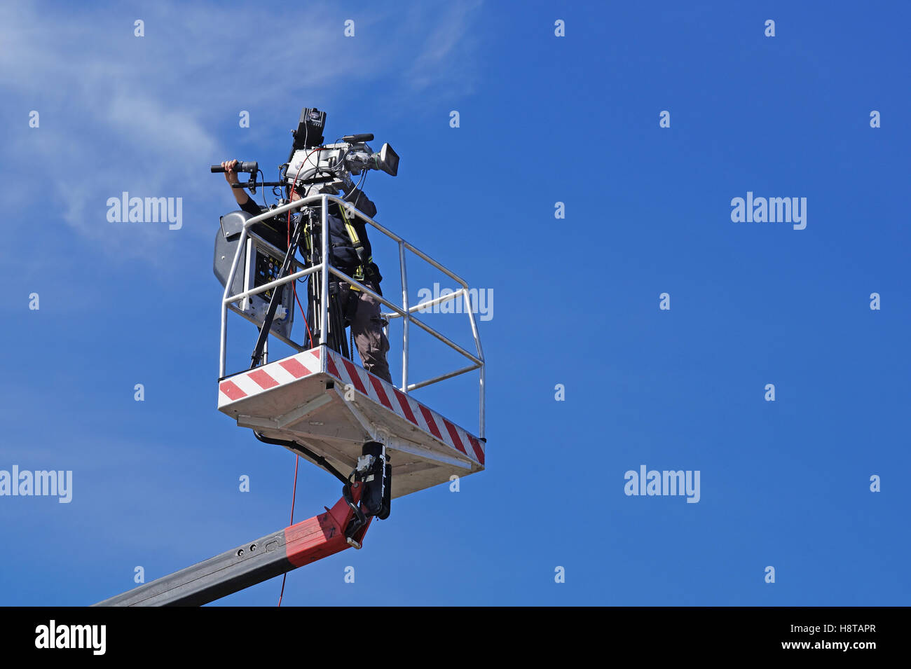 Cameraman working on an aerial work platform Stock Photo - Alamy