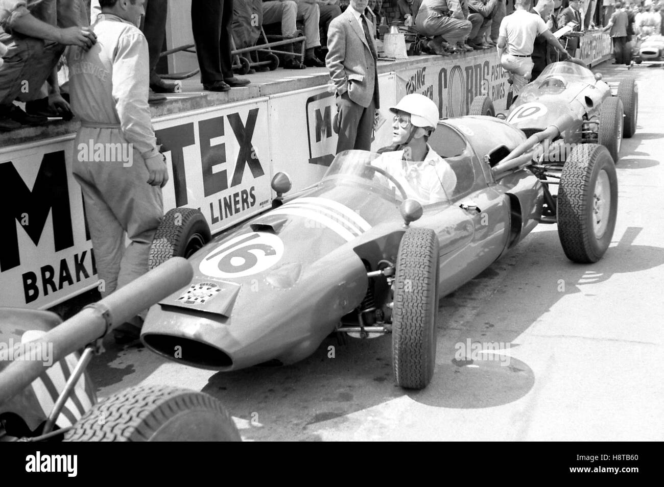 Grand prix pits 1960s hi-res stock photography and images - Alamy
