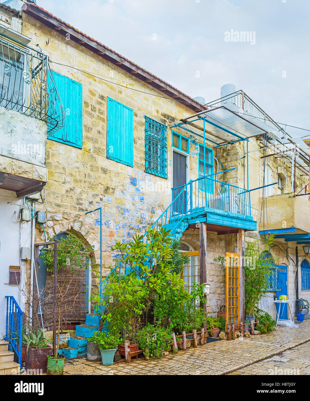 Blue shutters stone cottage hi-res stock photography and images - Alamy