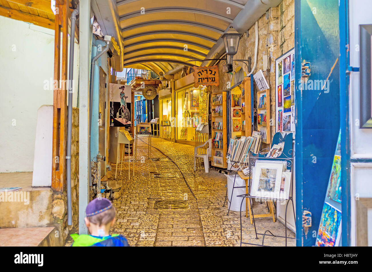 The souvenir stalls in Gallery Street is the best place to choose the ...