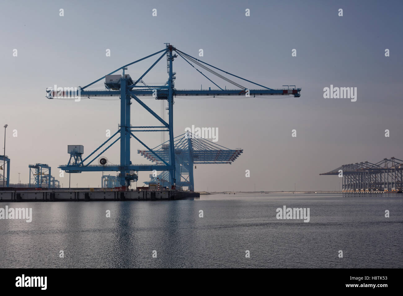 Container ship offloading hi-res stock photography and images - Alamy