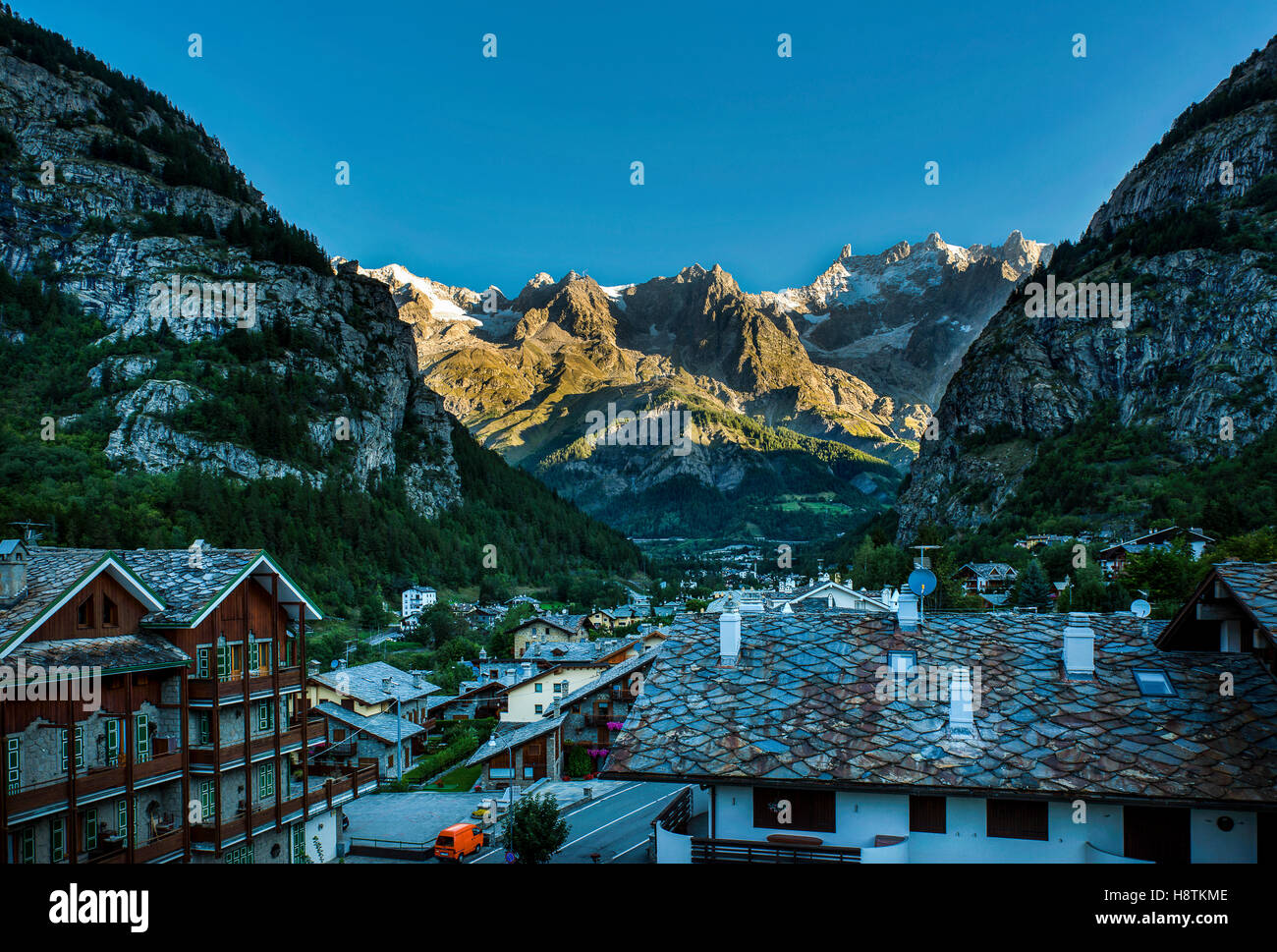 Punta helbronner mont blanc valle hi-res stock photography and images ...