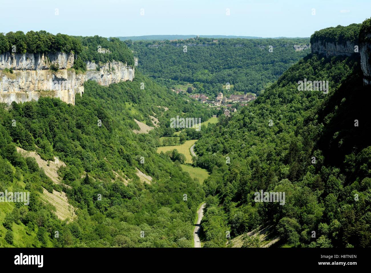 Steephead valley of Baume-les-Messieurs, Jura, France Stock Photo - Alamy