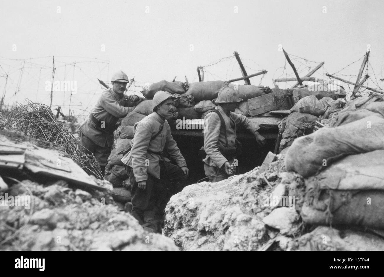 Photography 20th century ; Soldiers with hand grenades in a trench ...