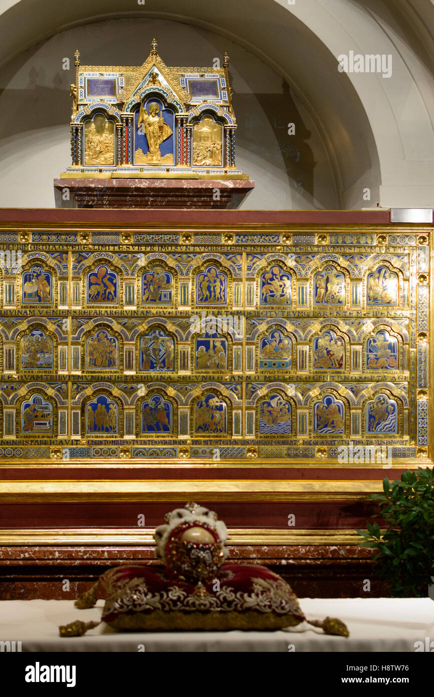 Klosterneuburg: Klosterneuburg Monastery: Verdun Altar, skull relic of ...