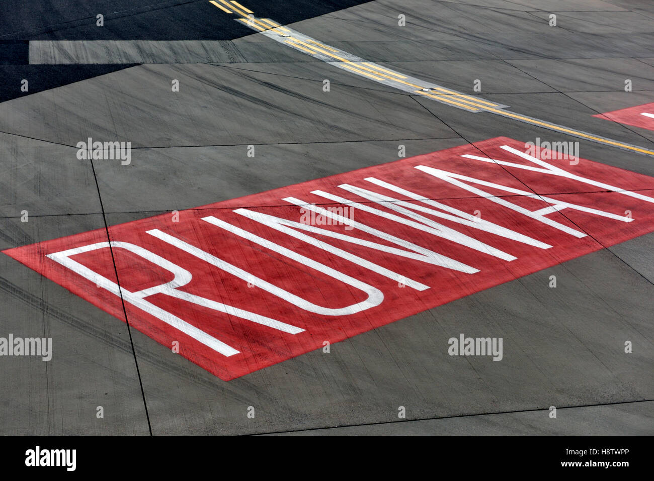 Heathrow Airport Sign Stock Photos & Heathrow Airport Sign Stock Images ...
