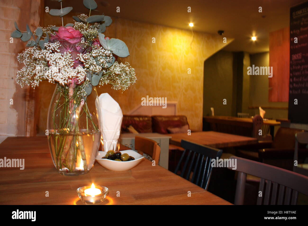 flowers in a pub / dining room / restaurant setting Stock Photo - Alamy