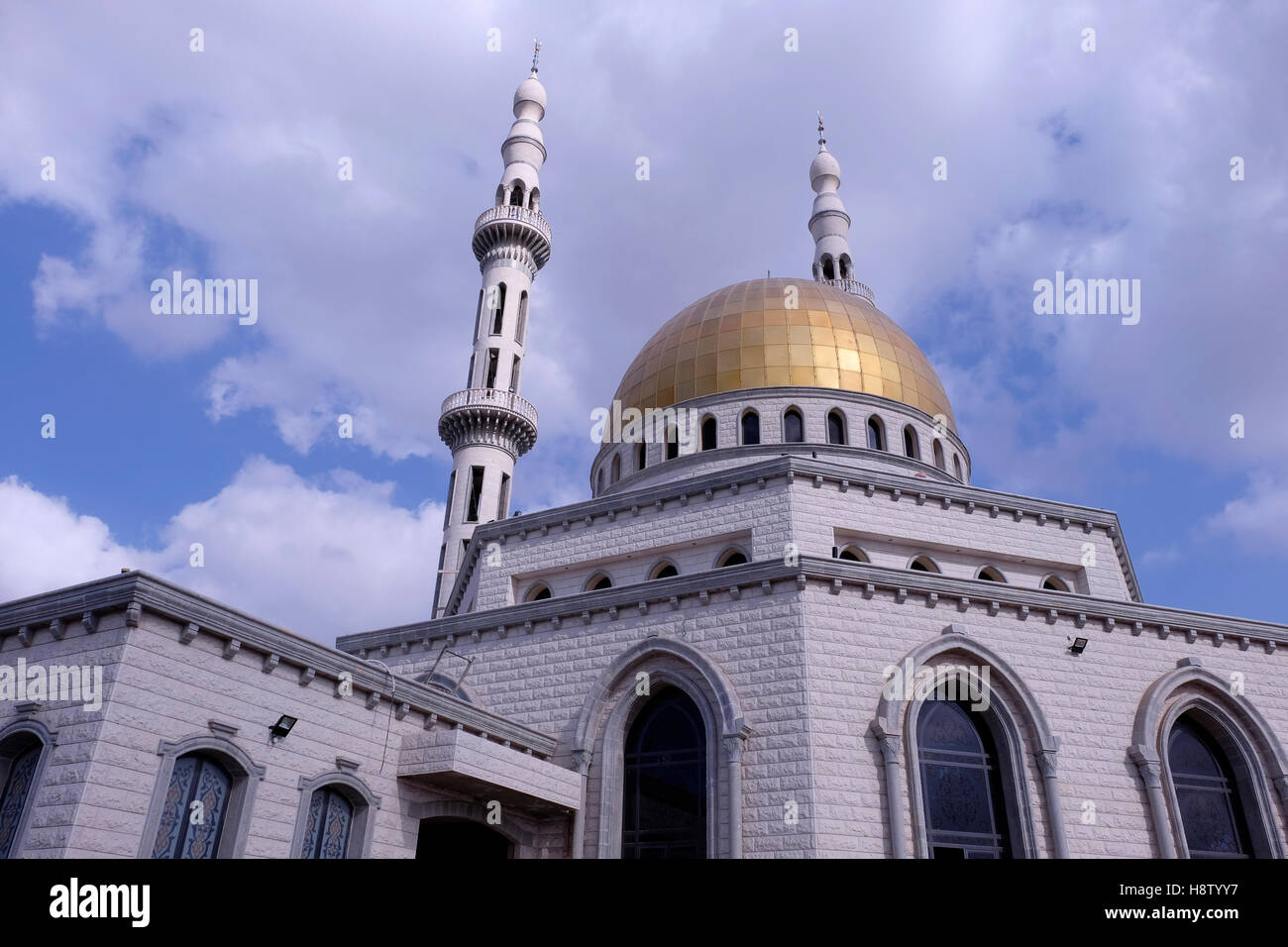 View of the new massive Arauda mosque built in the Arab town of ...