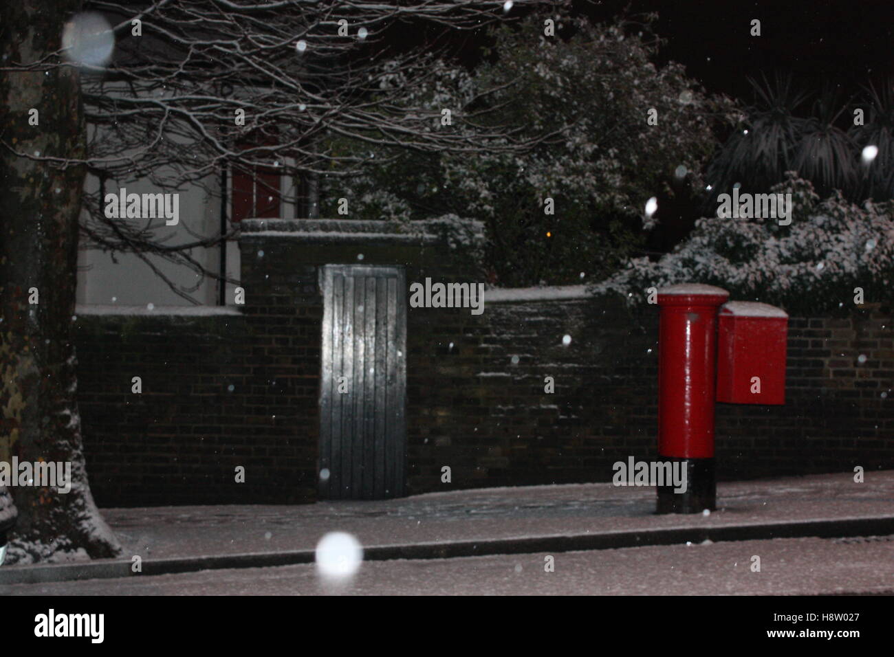 British postbox hi-res stock photography and images - Alamy