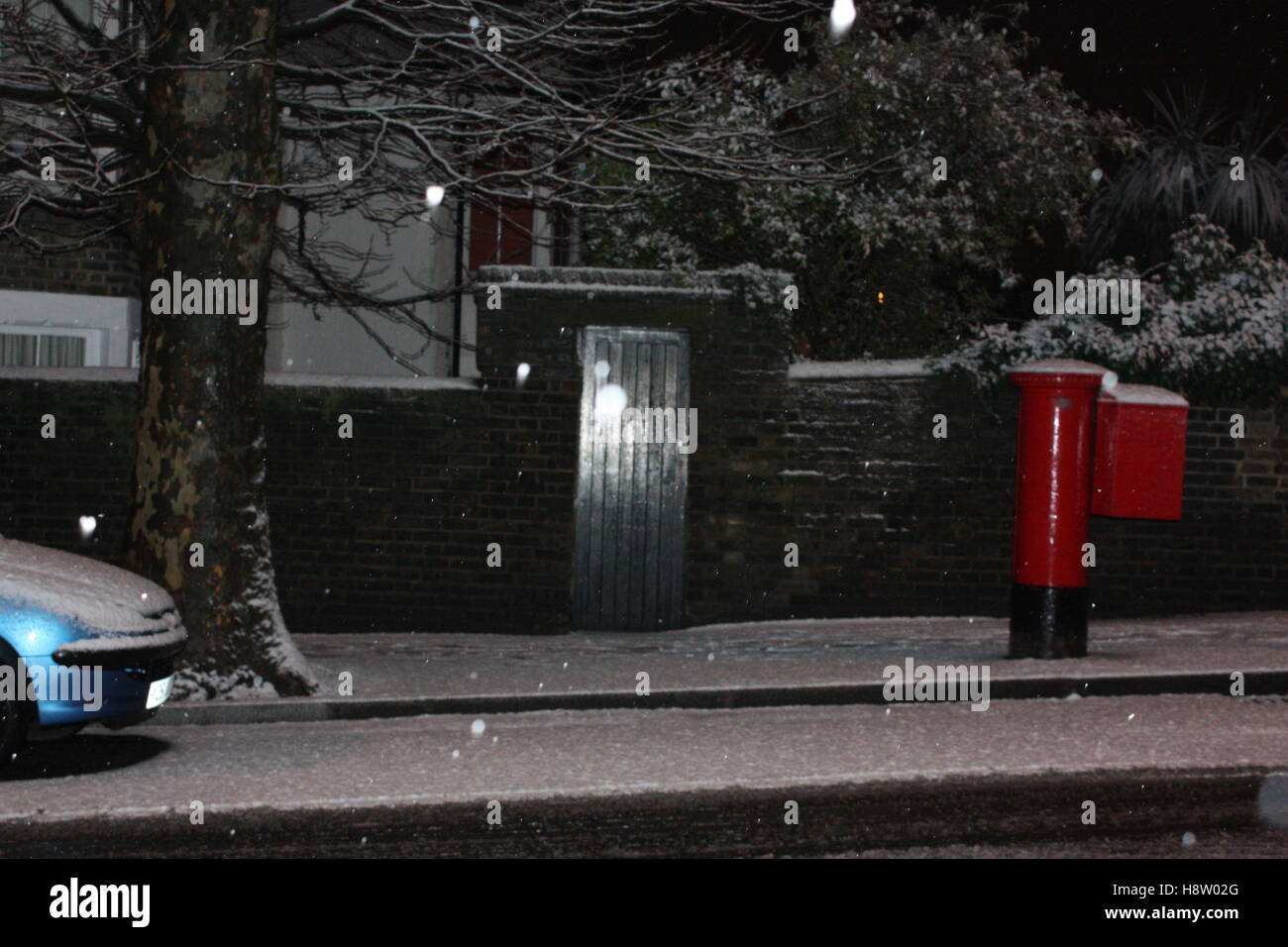 British postbox hi-res stock photography and images - Alamy