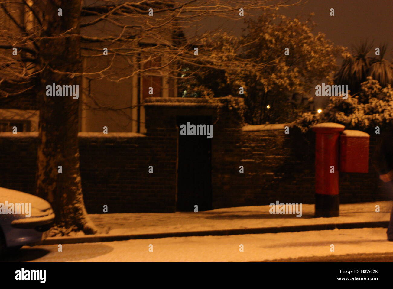Snow red postbox hi-res stock photography and images - Alamy
