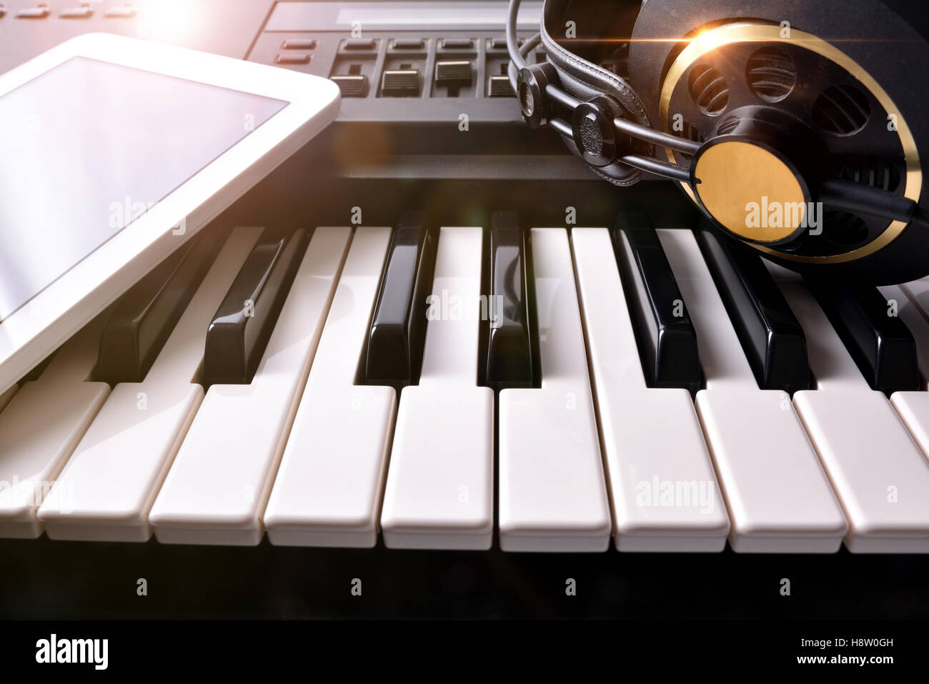 Recording studio piano hi-res stock photography and images - Alamy